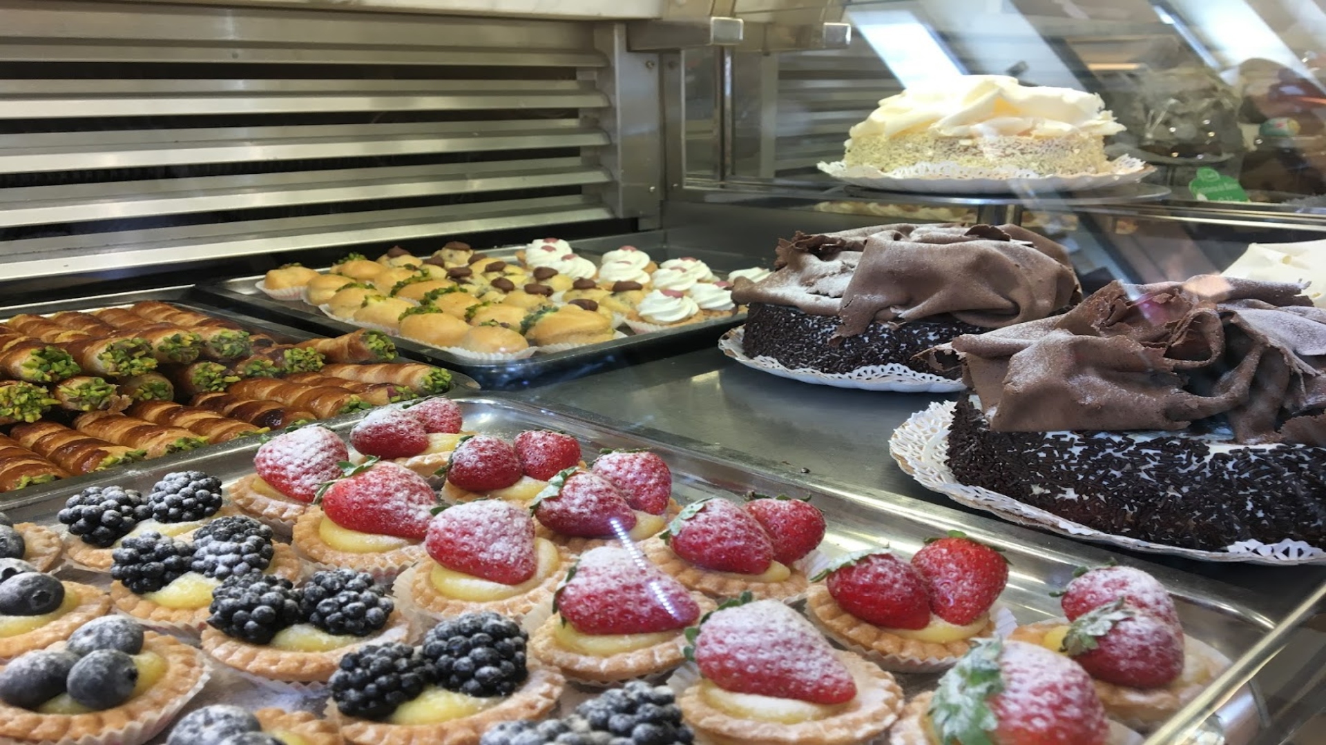 PASTICCERIA ROVIDA SIGNORELLI, DOVE E’ COMPARSA LA PRIMA MACCHINA DEL ...